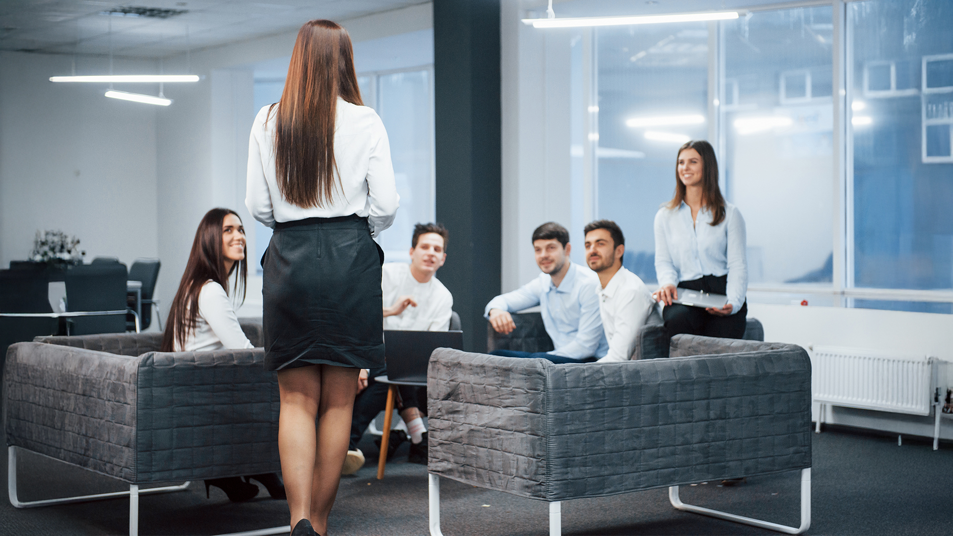 Uniformes y clima laboral: cómo una buena vestimenta transforma el ...